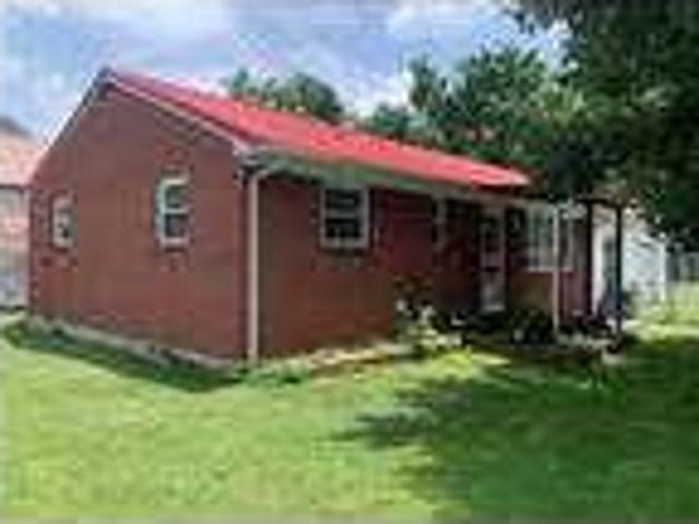 bedroom in Hansford West Virginia 25103