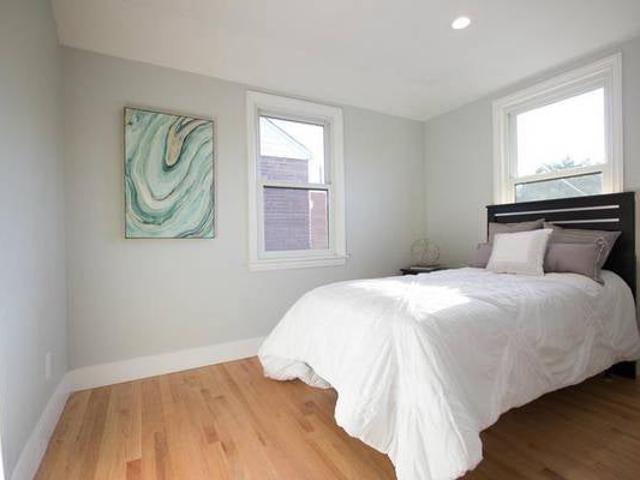 Bedroom in shared home near metro for a cat lover