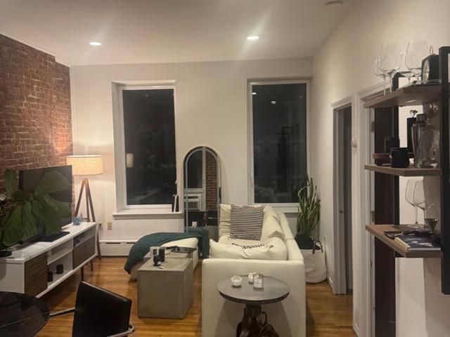Bedroom in 2 bed/1 Bath in HK