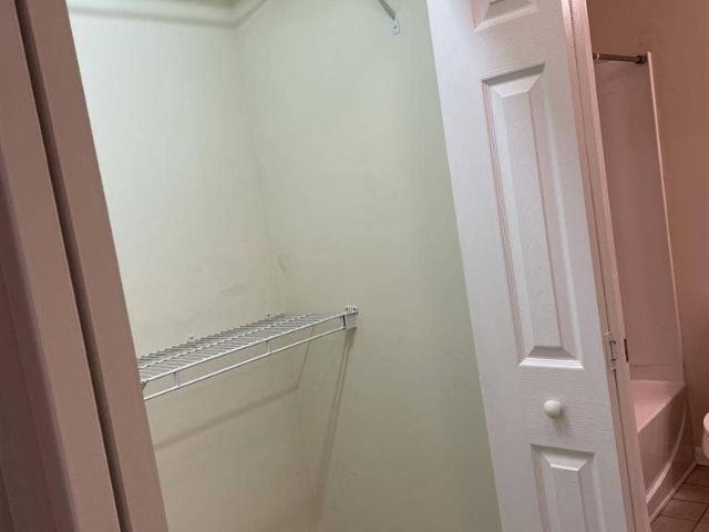 Bedroom w Bathroom & Walk in closet