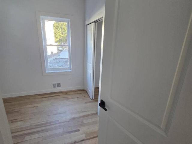 Bedroom w. Shared Bathroom