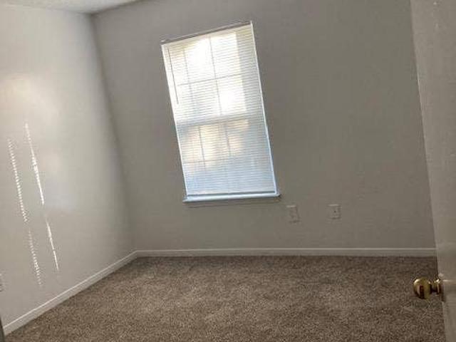 Bedroom w/ private bath available