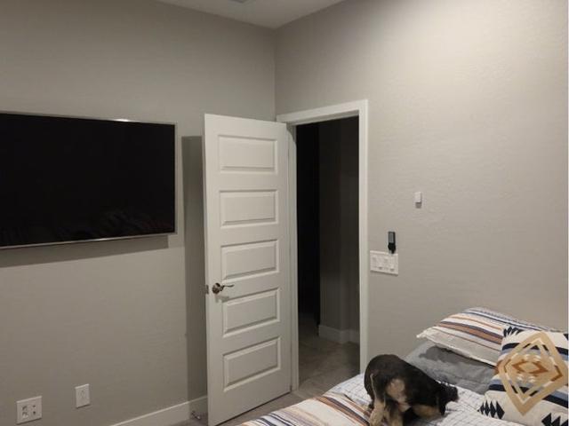 Bedroom w/Bed/TV/Fan, share bathroom w/59 yr old