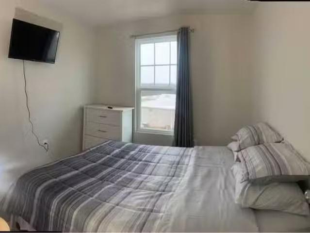 Bedroom w/Shared Bathroom /NOT APARTMENT 139 Presidents Point.