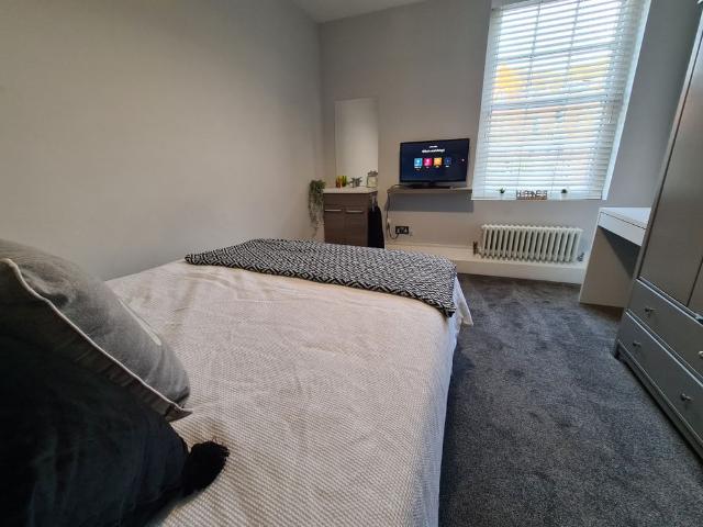 BEDROOM 16 MEDIUM DOUBLE