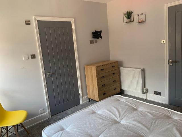BEDROOM 5 – SMALL SINGLE WITH SHARED BATHROOM AND SEPERATE TOILET