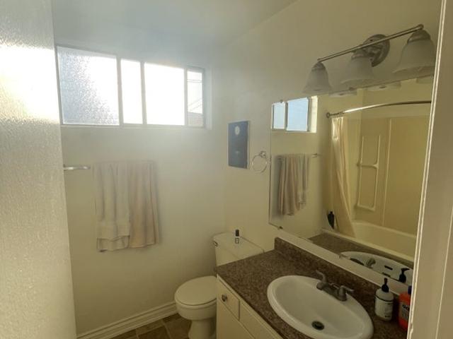 Bedroom/Bathroom in Long Beach
