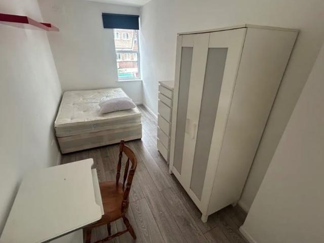 Bedsit, Bethnal Green Road, E2