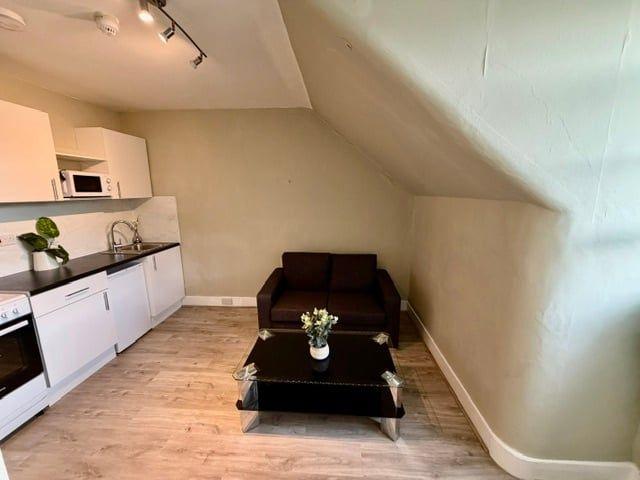 Bedsit, Glazbury, W14