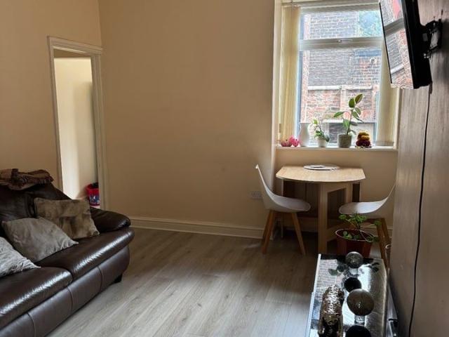 Bedsit, Elysian St, M11