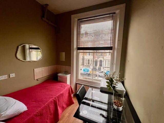 Bedsit, Holland Road, W14