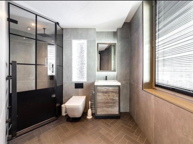 Bedsit, Hewett St, EC2A