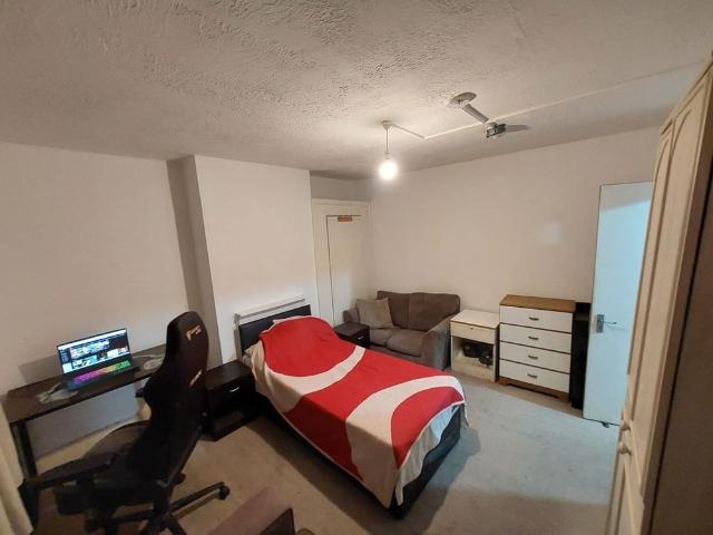 Bedsit, Hendon Way, NW4