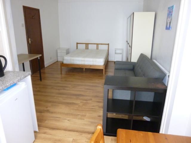 Bedsit in Finchley