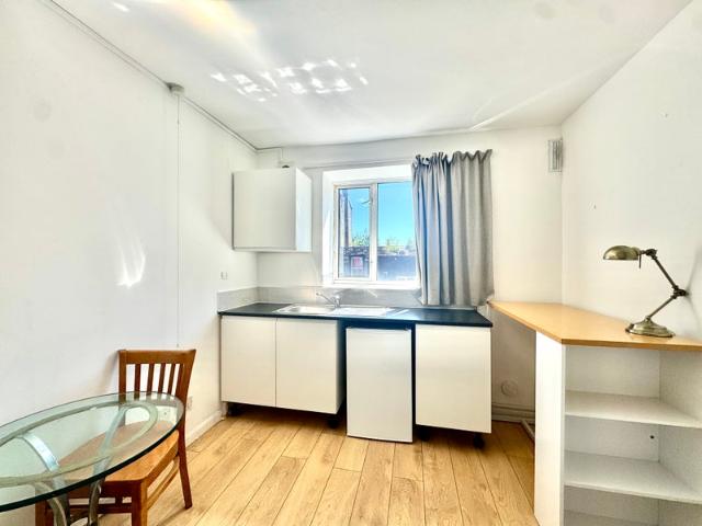 Bedsit in Holloway Road, Islington, London, N7