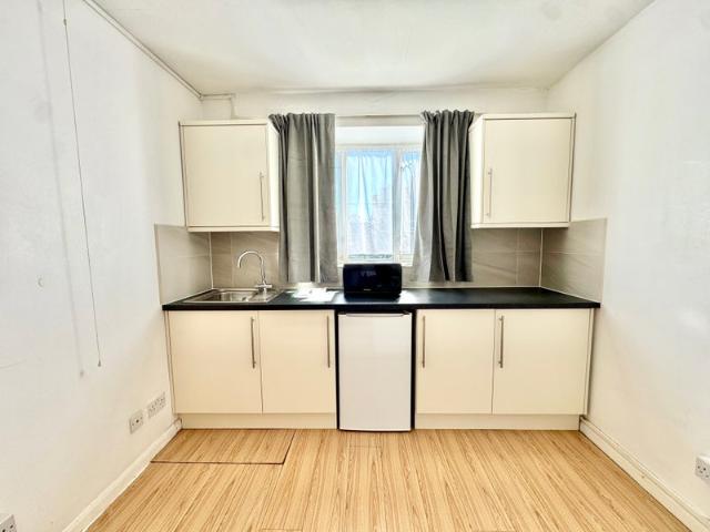 Bedsit in Holloway Road, Islington, London, N7
