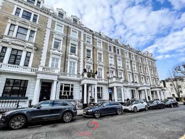 Bedsit in Linden Gardens, Notting Hill, W2