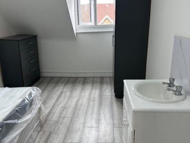 Bedsit, Lower Addiscombe Road, CR0