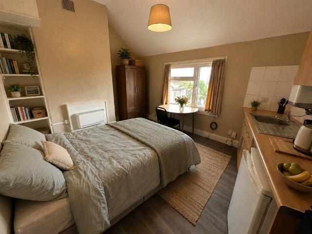 Bedsit, Manor Park, BS6