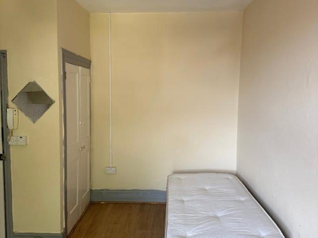 Bedsit, Stuart Crescent, N22