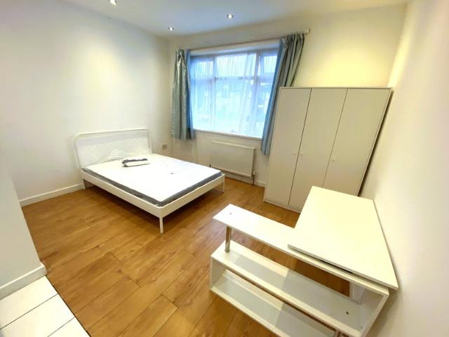 Bedsit Studio £925 Pcm