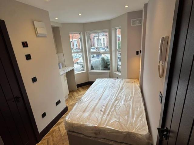 Bedsit, Queens Road, RG4
