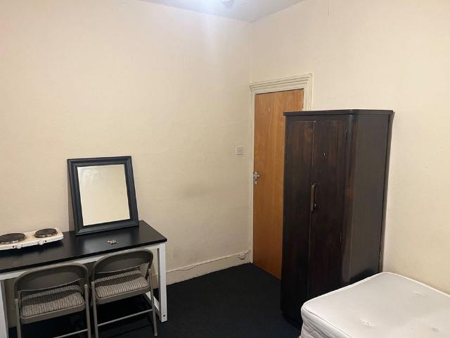 Bedsit, Waller Road, SE14