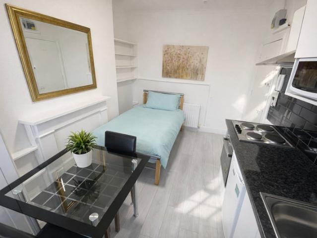 Bedsit with Full Kitchen, Most Bills included SW3