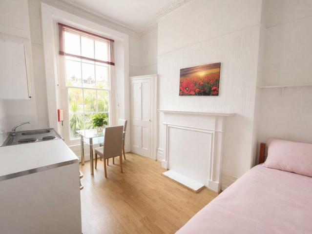 Bedsit with Large Window Most Bills included SW3