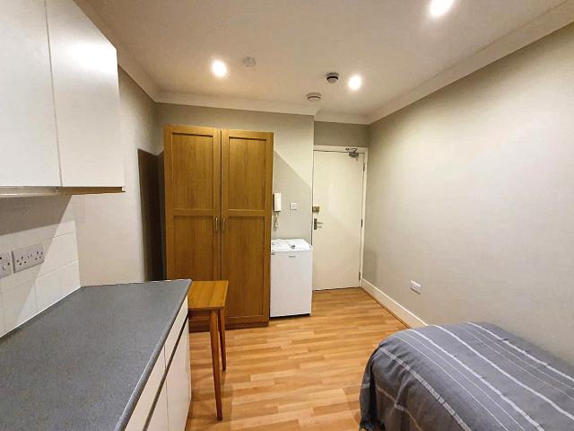 Bedsit to rent in Kensington