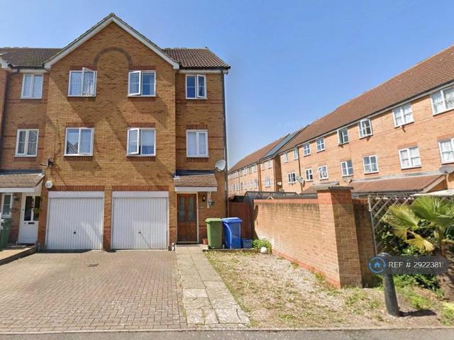 Beech Close, Aldershot, GU12 3 bed end of terrace house to rent £2,100 pcm £485 pw