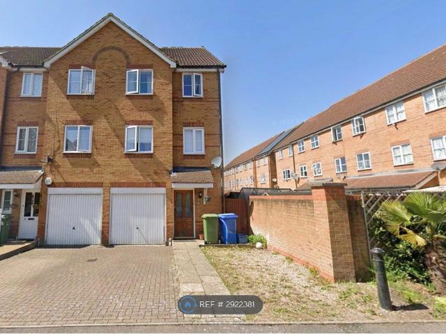 Beech Close, Aldershot GU12, 3 bed end terrace house to rent, £2,000 pcm | PrimeLocation