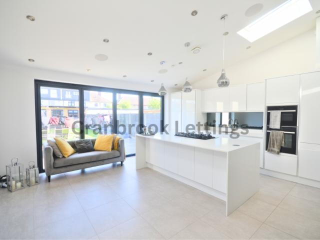 Beech Grove, IG6 3AR 3 bed terraced house to rent £2,600 pcm £600 pw