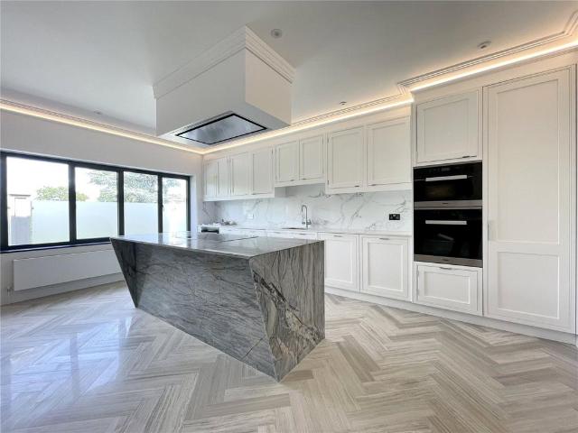 Beech Hill, Hadley Wood. 2 bed apartment to rent £4,250 pcm £981 pw