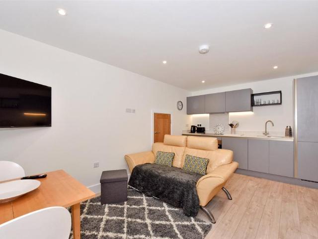 Beech House, 27 Little Marlow Road. 1 bed apartment to rent £2,492 pcm £575 pw