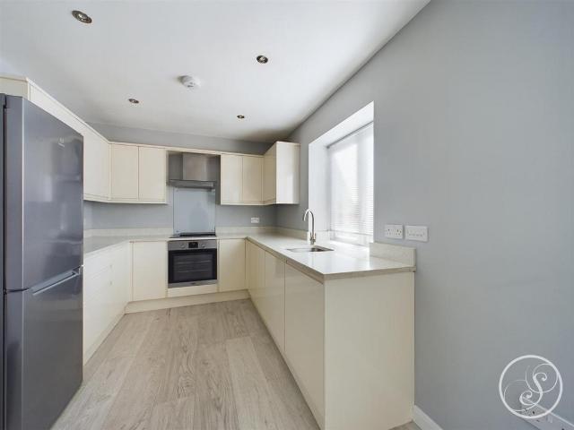 Beech House, Woodhouse Cliff, Leeds 2 bed flat to rent £1,195 pcm £276 pw