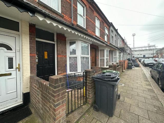 Beech Road, Luton, Bedfordshire LU1, 3 bed terraced house to rent, £1,550 pcm | PrimeLocation