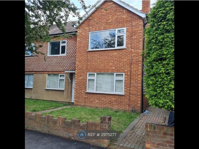 Beech Street, Romford RM7, 2 bed maisonette to rent, £1,500 pcm | PrimeLocation