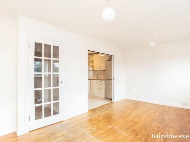 Beecholme, London, N12 2 bed flat to rent £1,750 pcm £404 pw