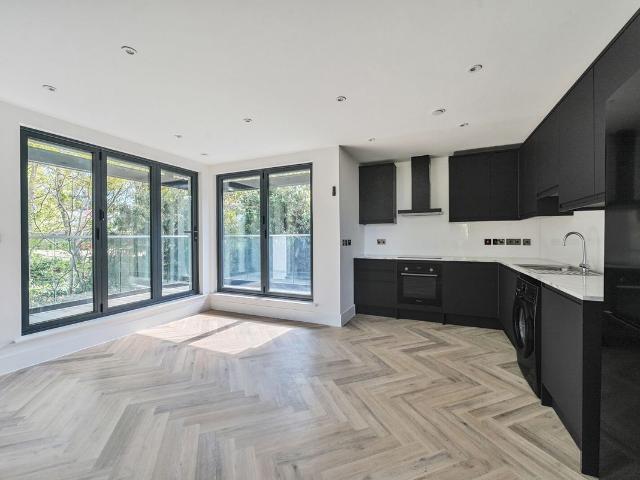 Beechcroft Manor, Weybridge KT13, 3 bed flat to rent, £2,250 pcm | PrimeLocation
