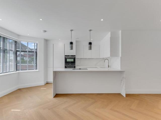 Beechcroft Avenue, Golders Green, NW11 2 bed apartment to rent £3,792 pcm £875 pw