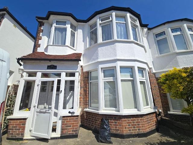 Beechdale, London N21, 3 bed flat to rent, £2,500 pcm | PrimeLocation