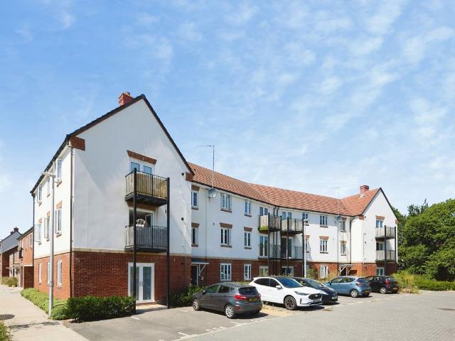 Beechey Place, Wokingham, Berkshire RG40, 2 bed flat to rent, £1,500 pcm | PrimeLocation