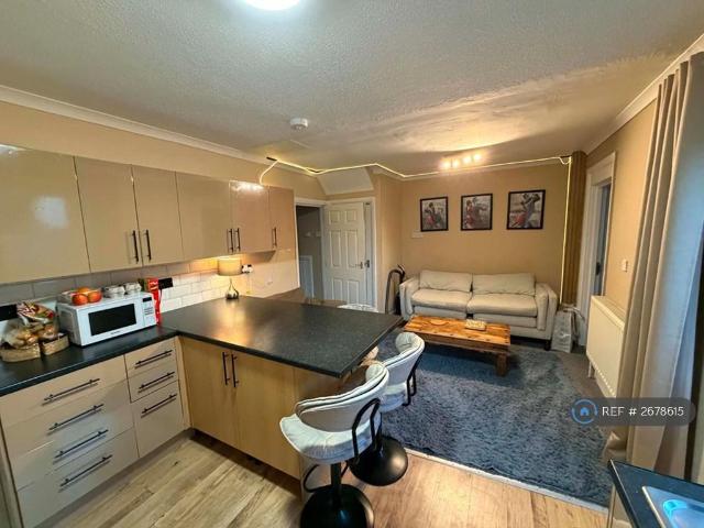Beechtree Avenue, Egham, TW20 4 bed terraced house to rent £2,650 pcm £612 pw
