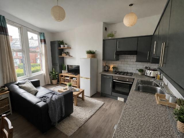 Beechwood Crescent, Leeds LS4, 3 bed shared accommodation to rent, £572 pppm | PrimeLocation