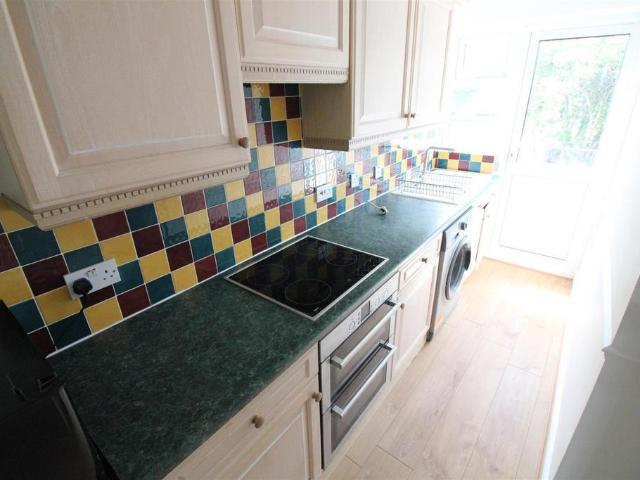 Beechwood Avenue, Ruislip 2 bed flat to rent £1,725 pcm £398 pw