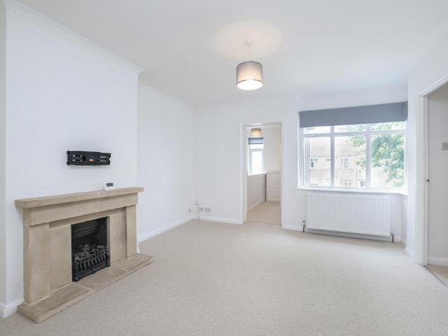 Beechwood Avenue, Ruislip, HA4 2 bed flat to rent £1,700 pcm £392 pw