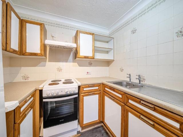 Beechwood Gardens Caterham CR3 1 bed flat to rent £1,150 pcm £265 pw