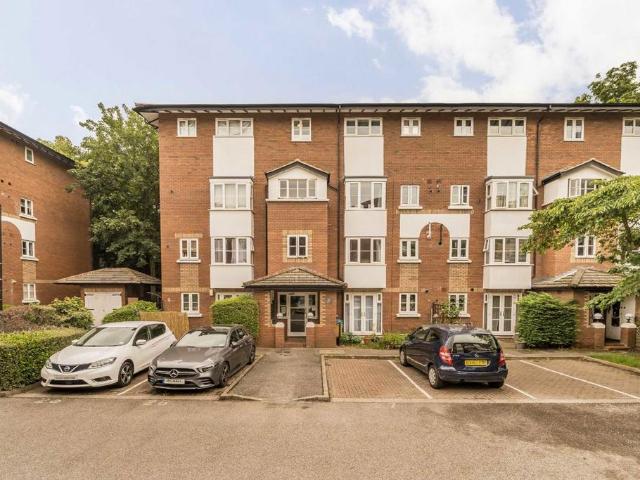Beechwood Grove, London W3 2 bed flat to rent £2,200 pcm £508 pw