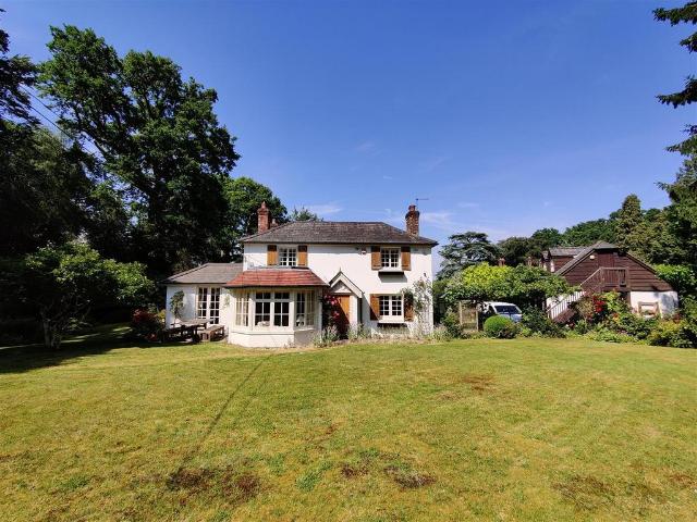 Beechwood Lane, Burley, Ringwood 4 bed detached house to rent £3,200 pcm £738 pw